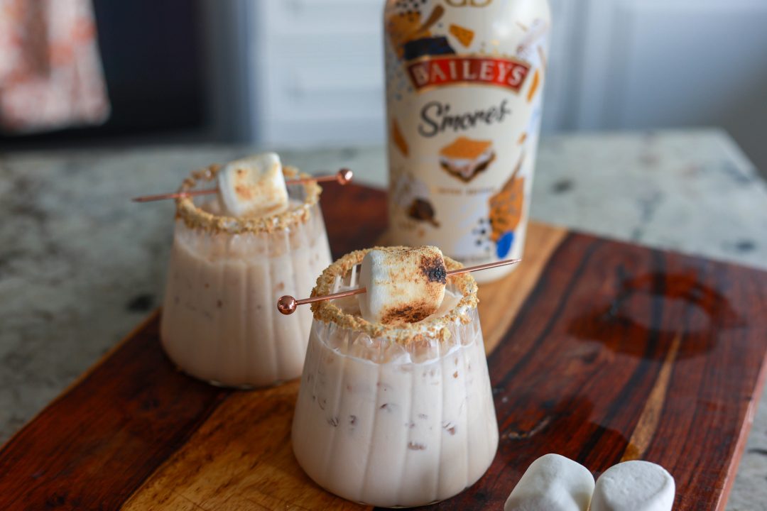 Delicious Campfire Baileys S'mores Cocktail | Homemade Food Junkie